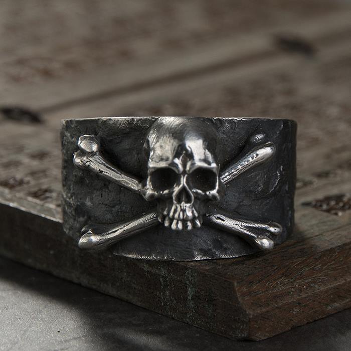 Gothic Skull And Crossbones Ring - VVV Jewelry